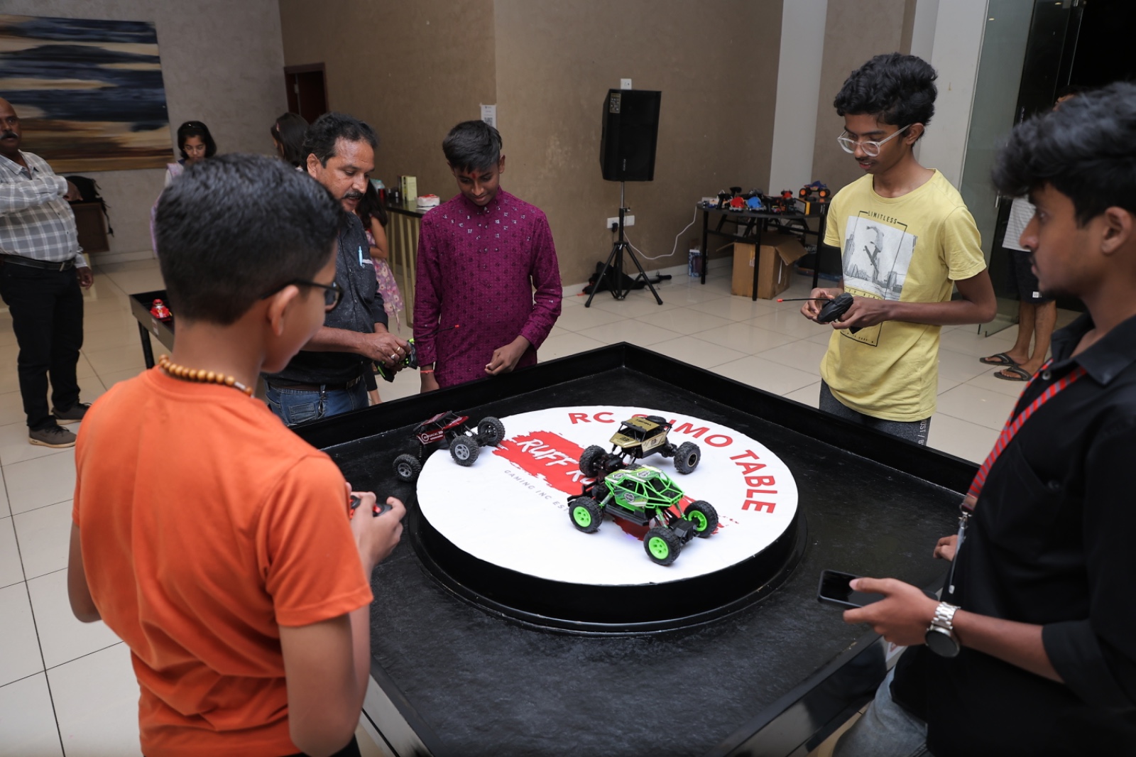 RC Sumo Table – Remote Control Car Battle Arena